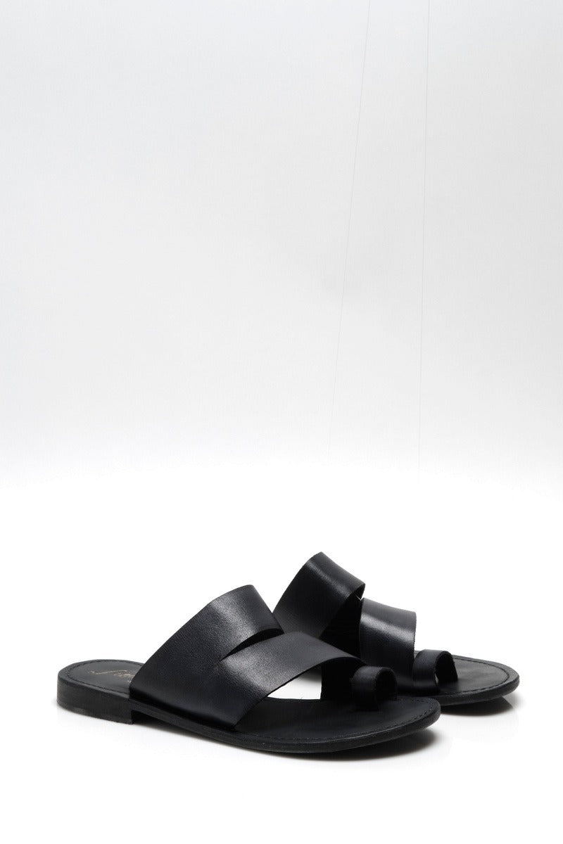 Free People - Abilene Toe Loop Sandals in Washed Black – Blue Ox Boutique