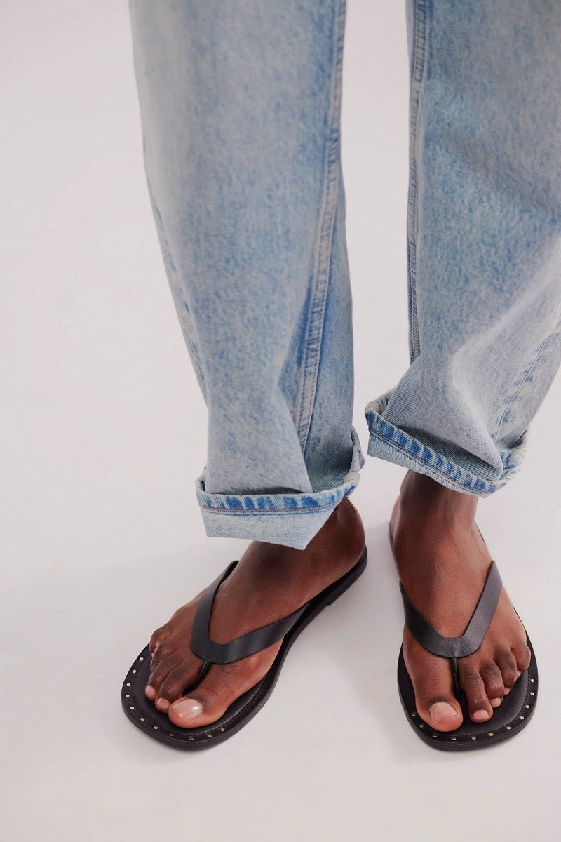 Free People - Sona Thong Sandals in Black – Blue Ox Boutique